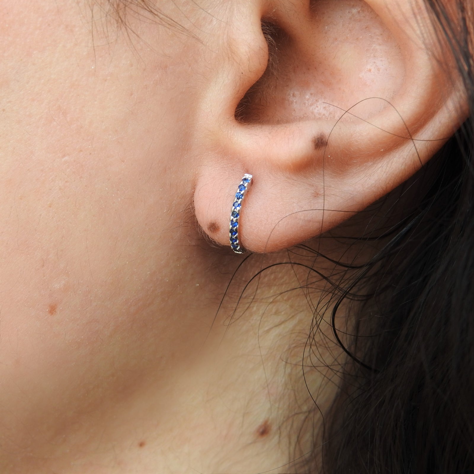 NaturalGemsAtelier Natural Small Sapphire Huggie Hoop Earrings 18 K White Gold Single Hoop